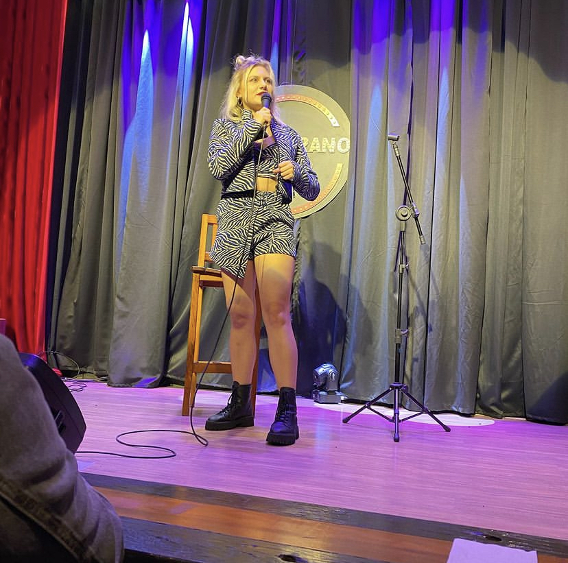 Humorista Lea Maria se apresenta em São José nesta sexta-feira