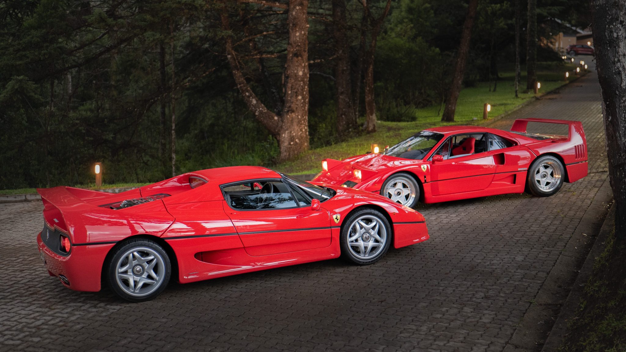 Ferraris icônicas, F40 e F50 chegam ao CARDE para exposição