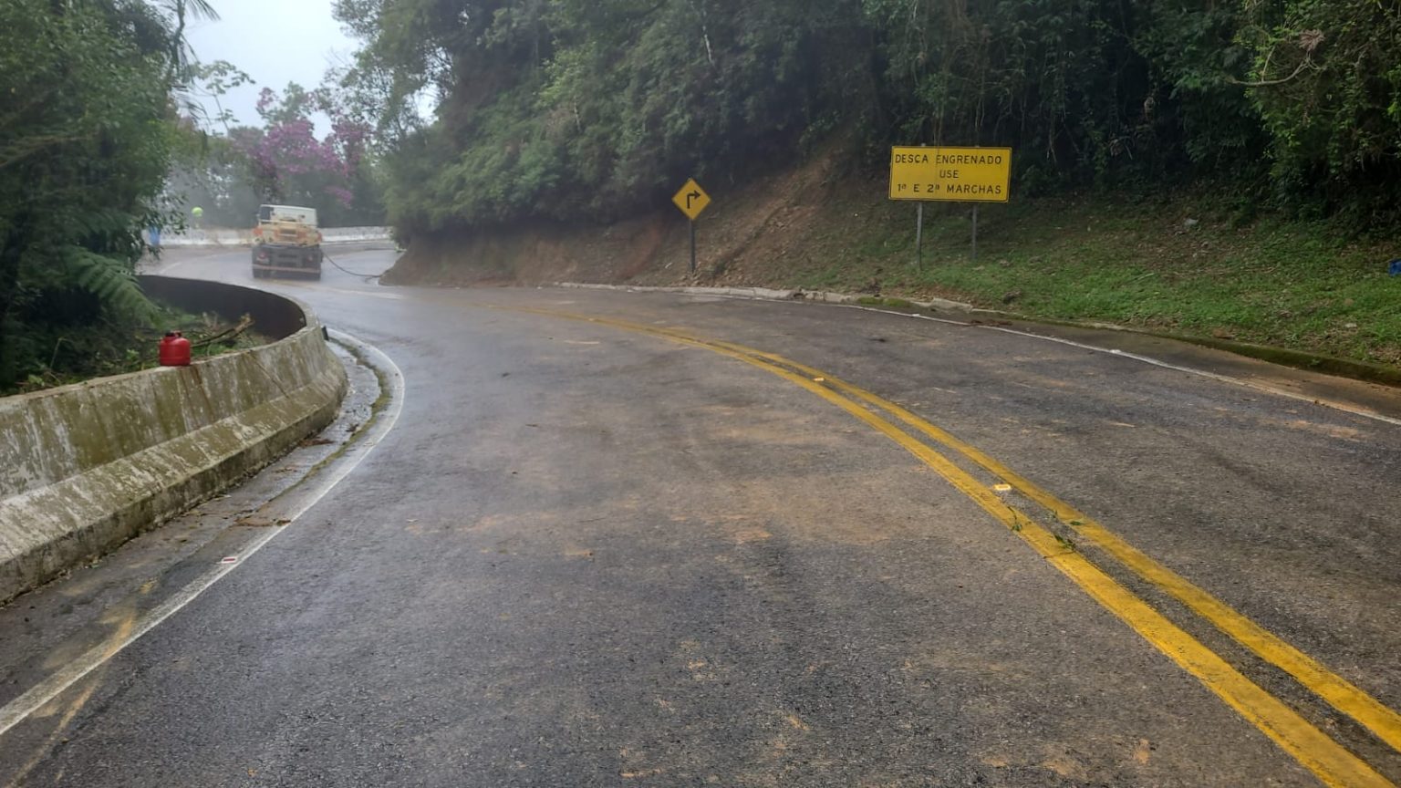Após 16 horas, rodovia Oswaldo Cruz é liberada em Ubatuba; trânsito ...