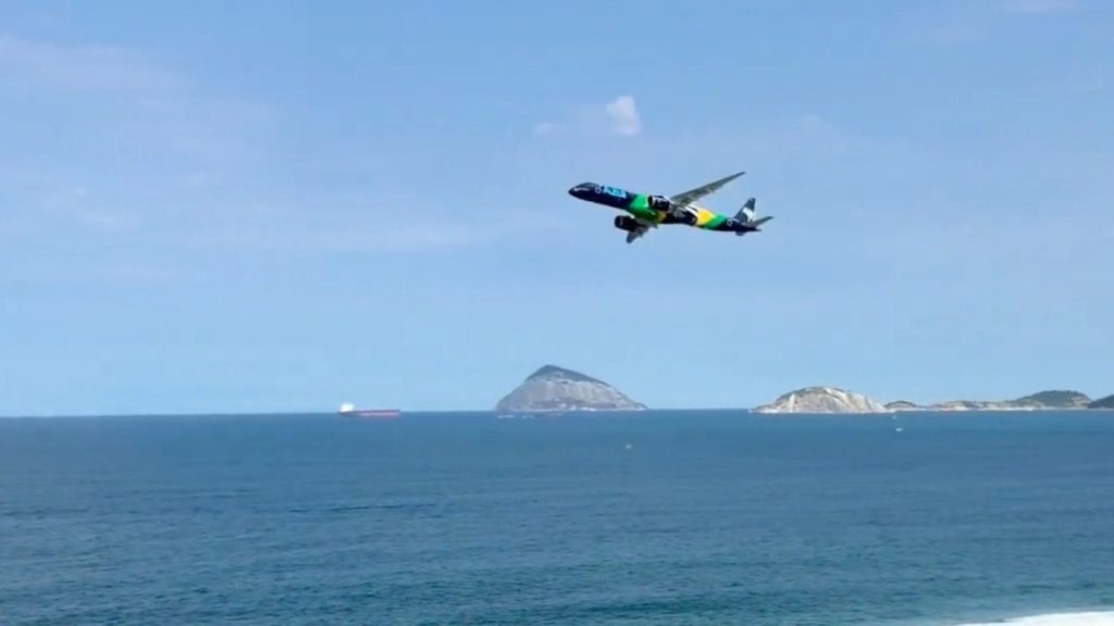 Jato da Embraer sobrevoa praias do Rio em homenagem à Seleção; veja vídeo